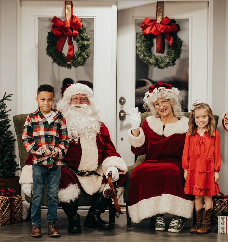 Christmas Corner Picture Boutique - Photos with Santa & Mrs. Claus ...